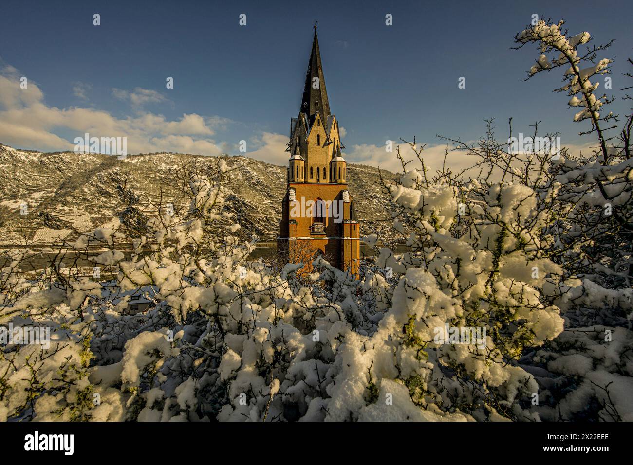 Winter atmosphere in Oberwesel: Lebfrauenkirche, seen from the Elfenlay ...