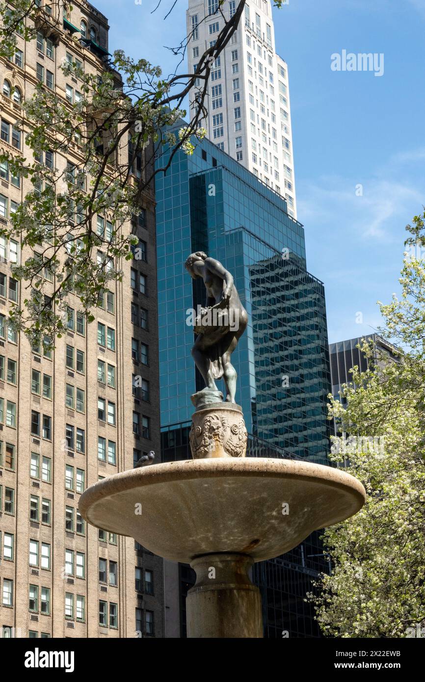 The Pulitzer fountain in grand Army Plaza outside the plaza hotel ...