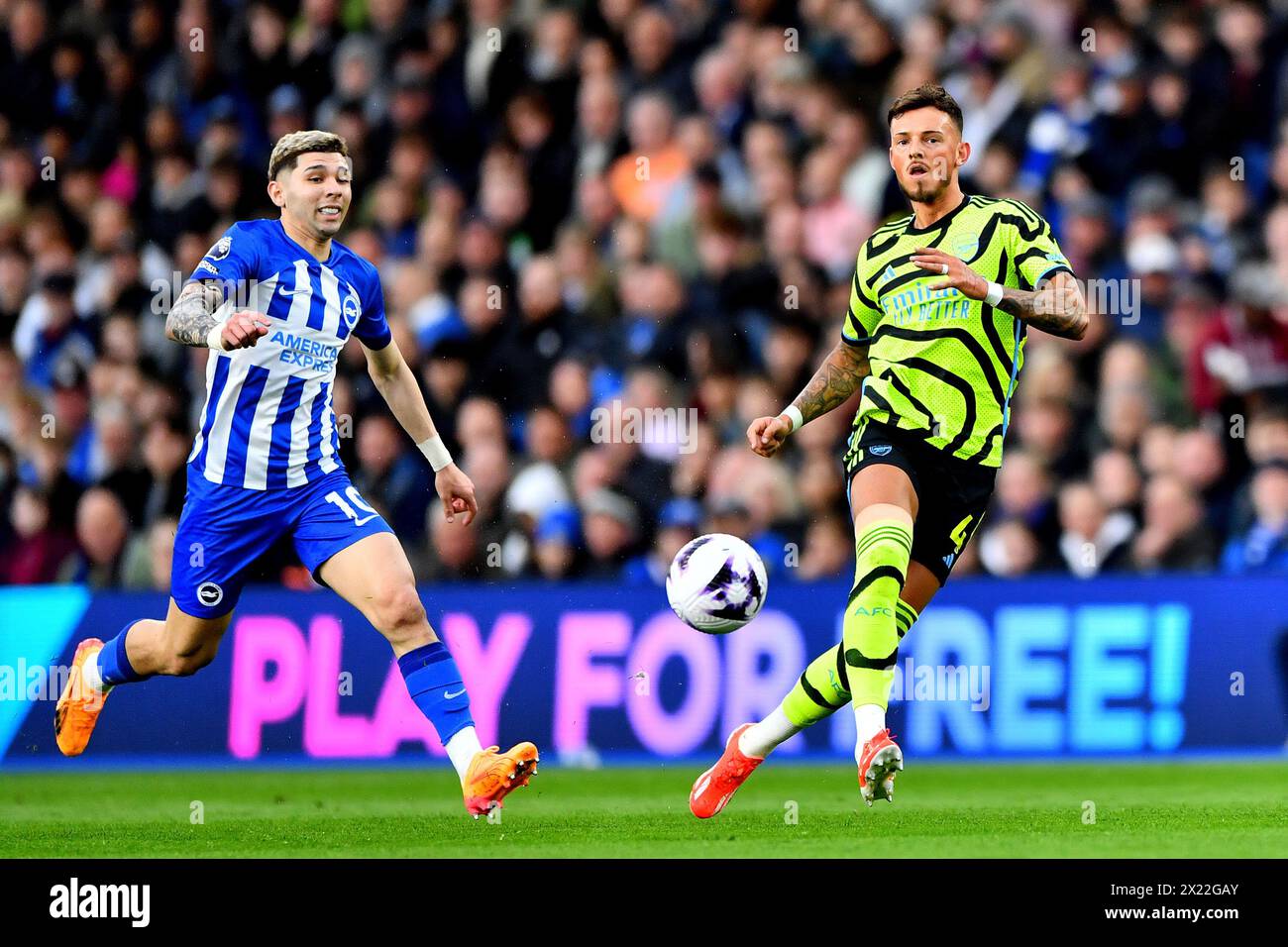 Julio Enciso of Brighton and Hove Albion and Ben White of Arsenal ...