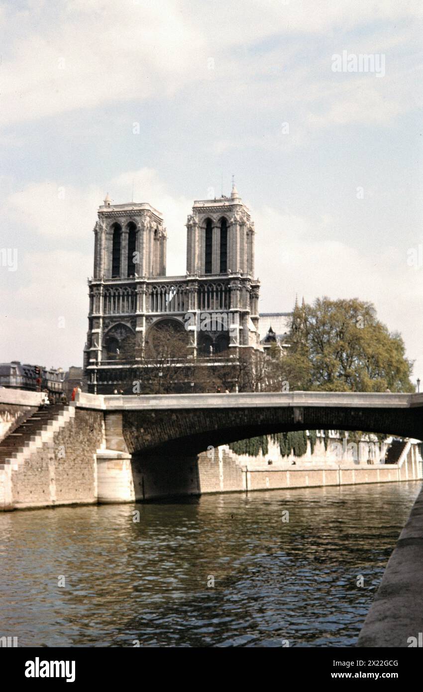 The bridge Petit Pont over the Seine in front of the cathedral Notre ...