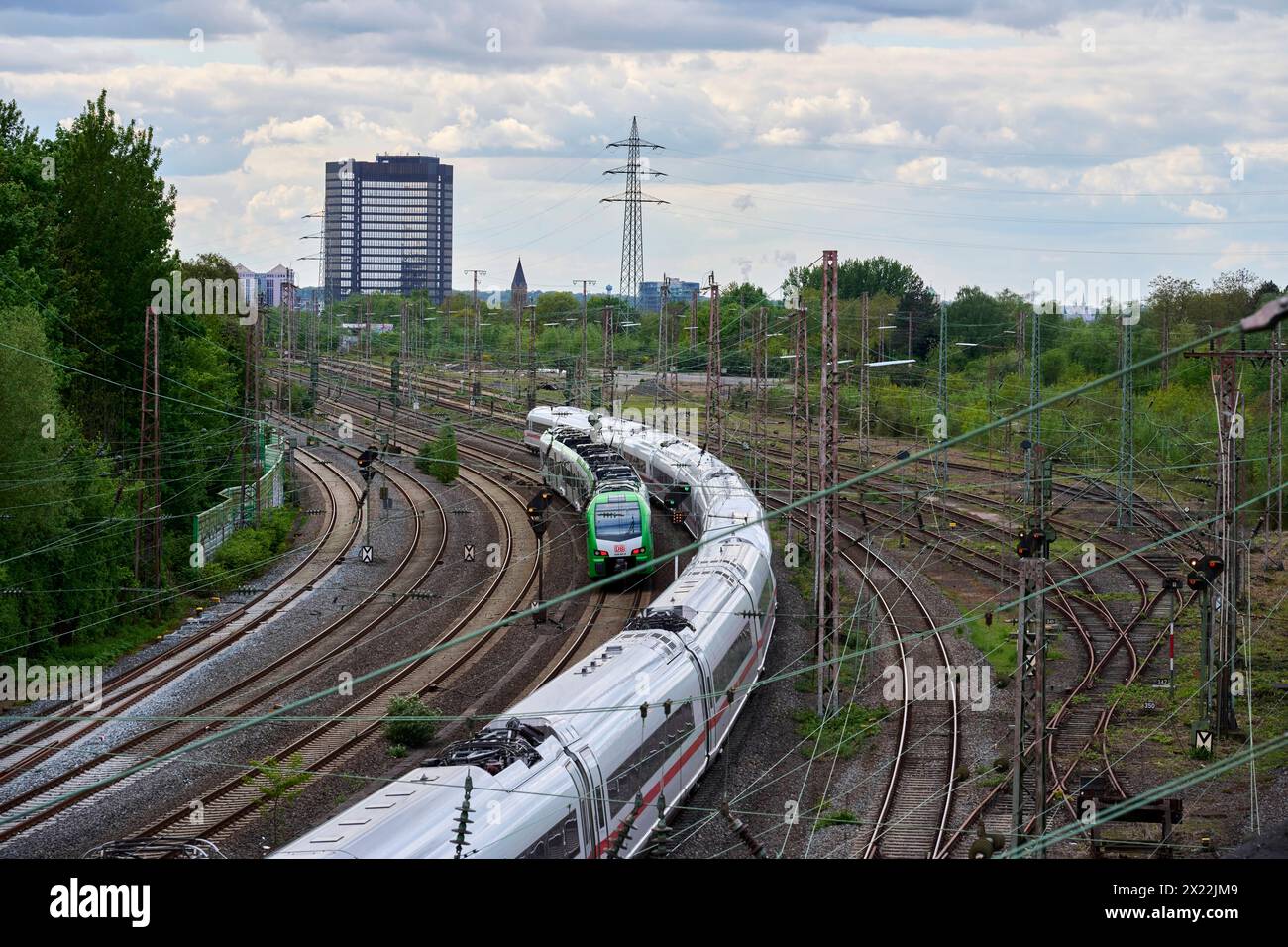 Bahngleise in Essen Nähe Hauptbahnhof Bahngleise mit Zugverkehr in der ...
