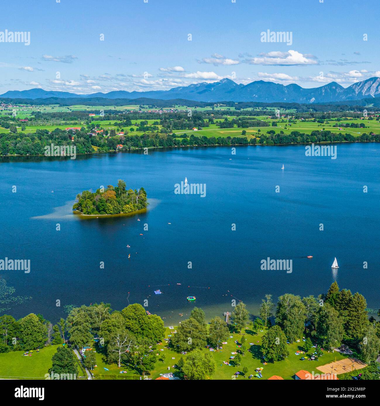Ausblick auf den Staffelsee in Oberbayern südlich der Gemeinde Uffing ...