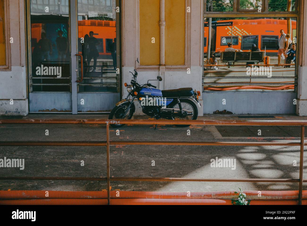 Sleek view modern vehicle hi-res stock photography and images - Alamy