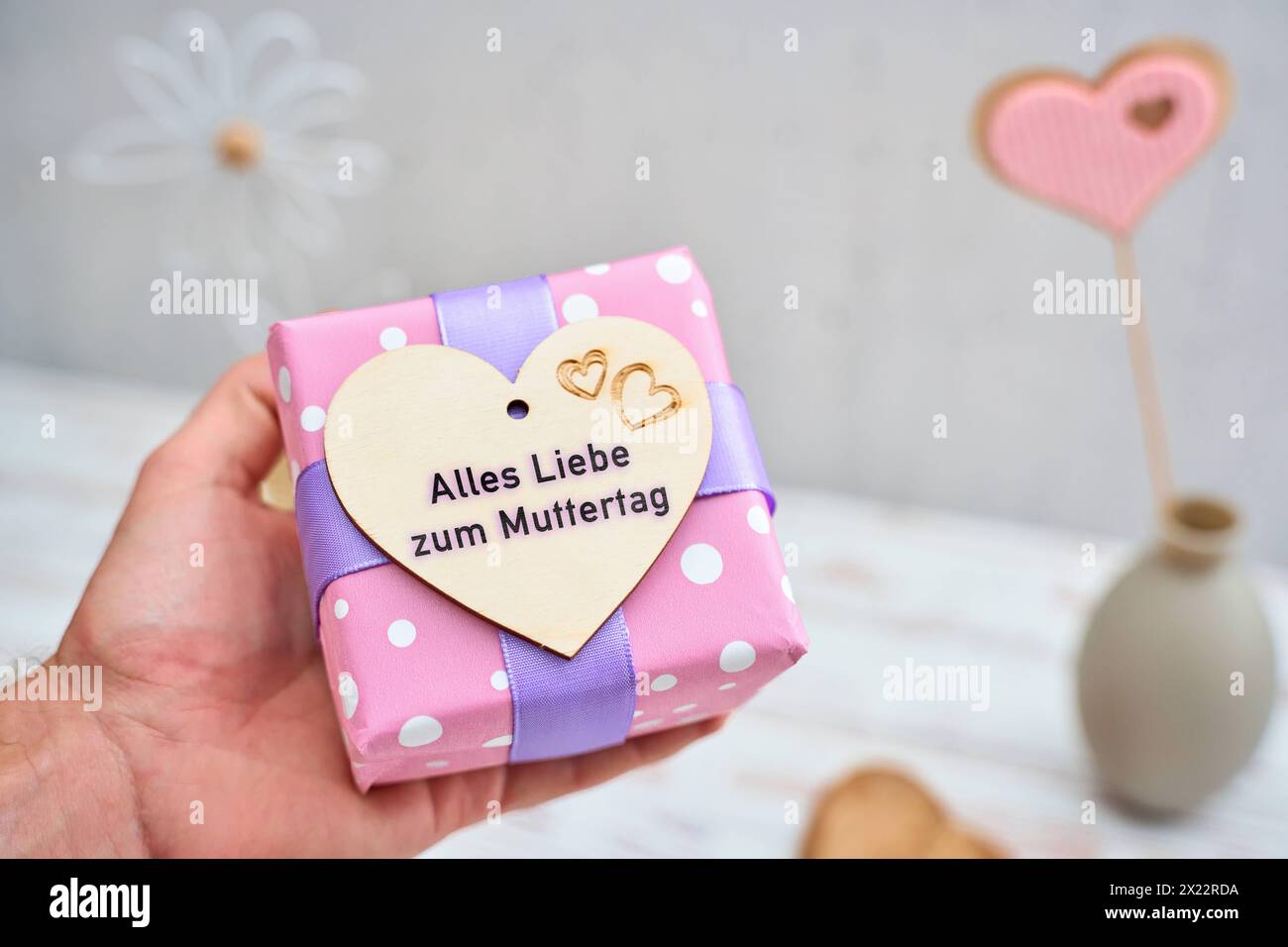 Herz in der hand symbol hi-res stock photography and images - Alamy