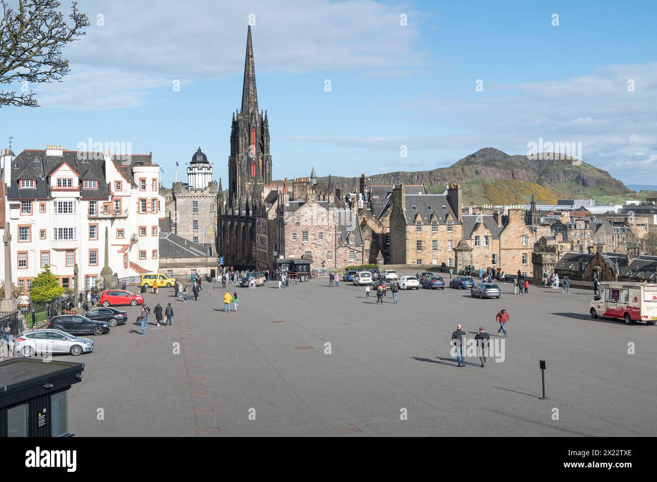 Tourists on the Edinburgh Castle Esplanade with Tolbooth Kirk tower in ...