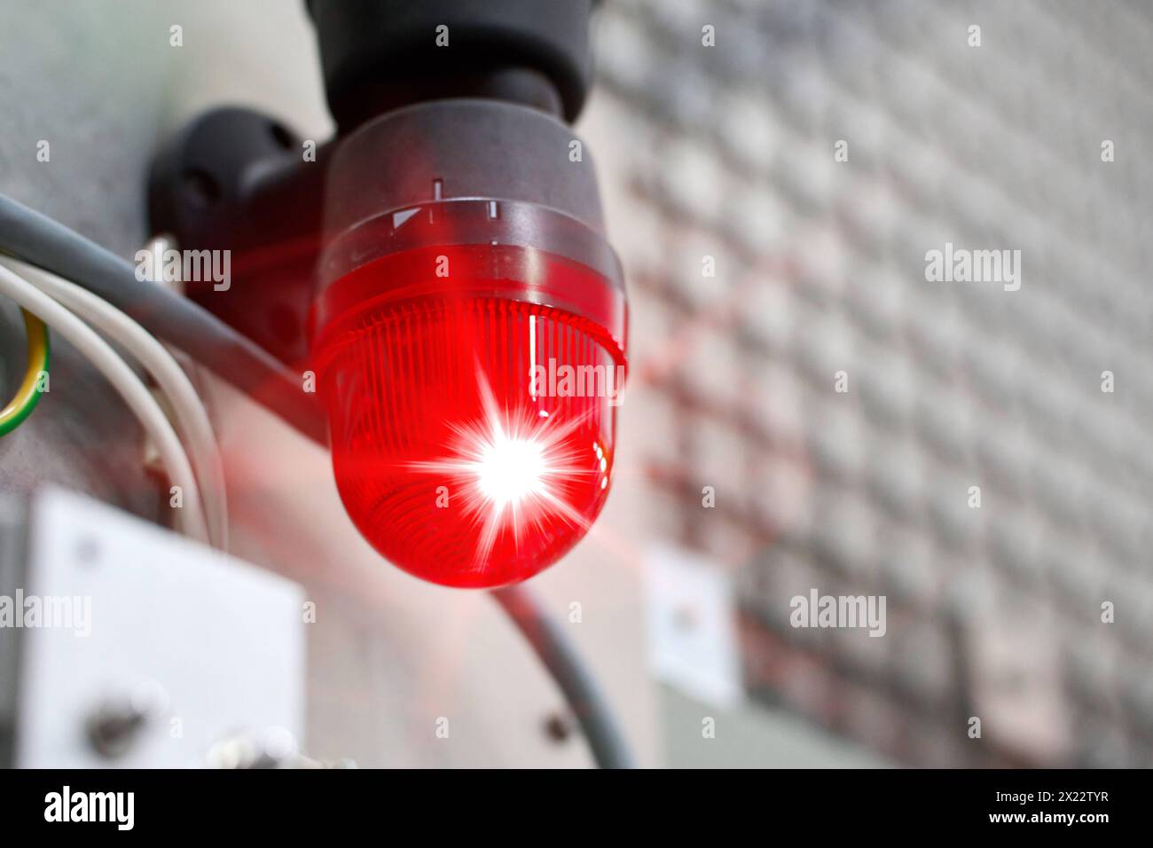 11 April 2024: red flashing light in a factory. Symbolic image of an ...