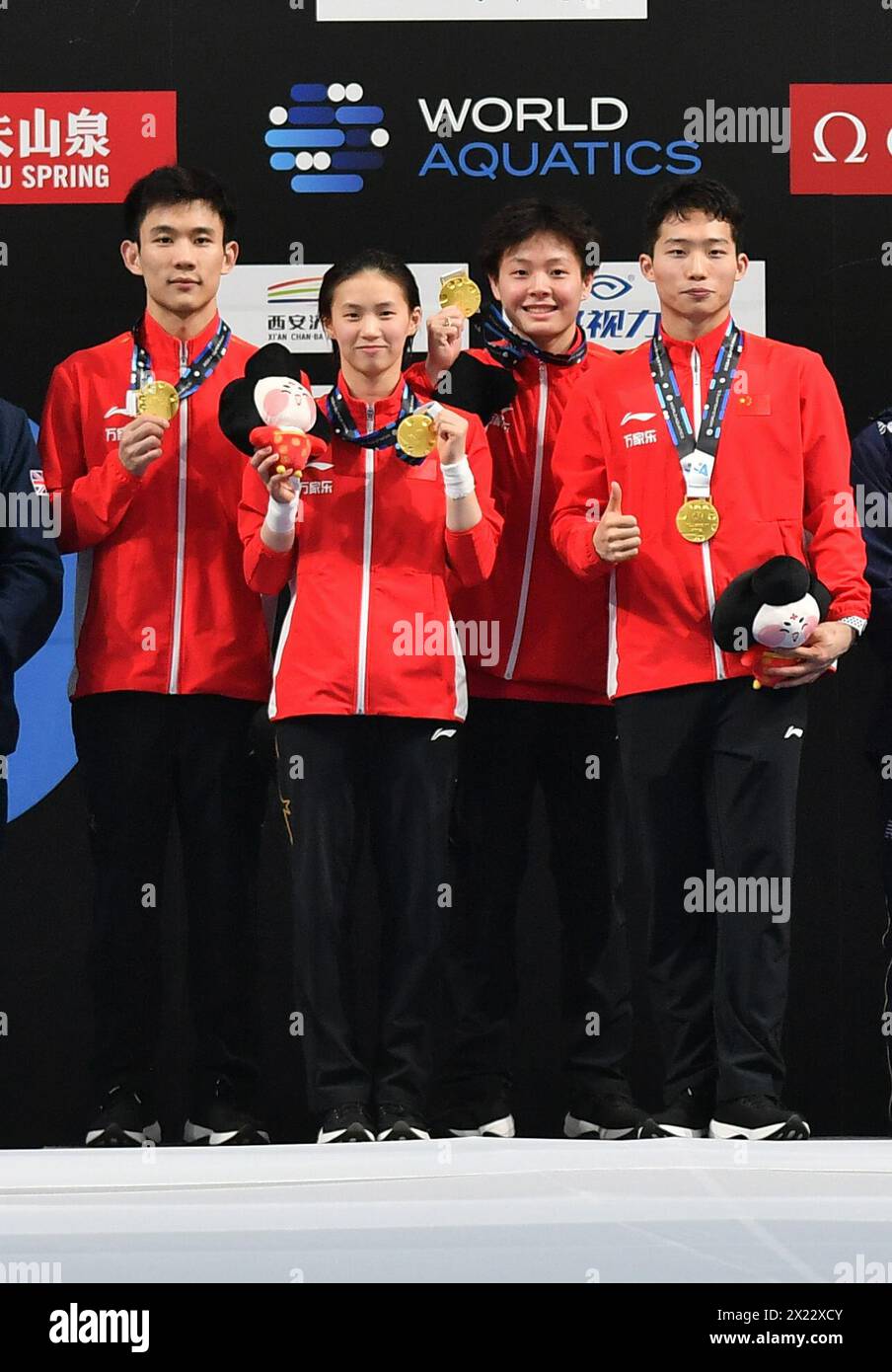 (240419) -- XI'AN, April 19, 2024 (Xinhua) -- Gold medalists Yang Hao ...