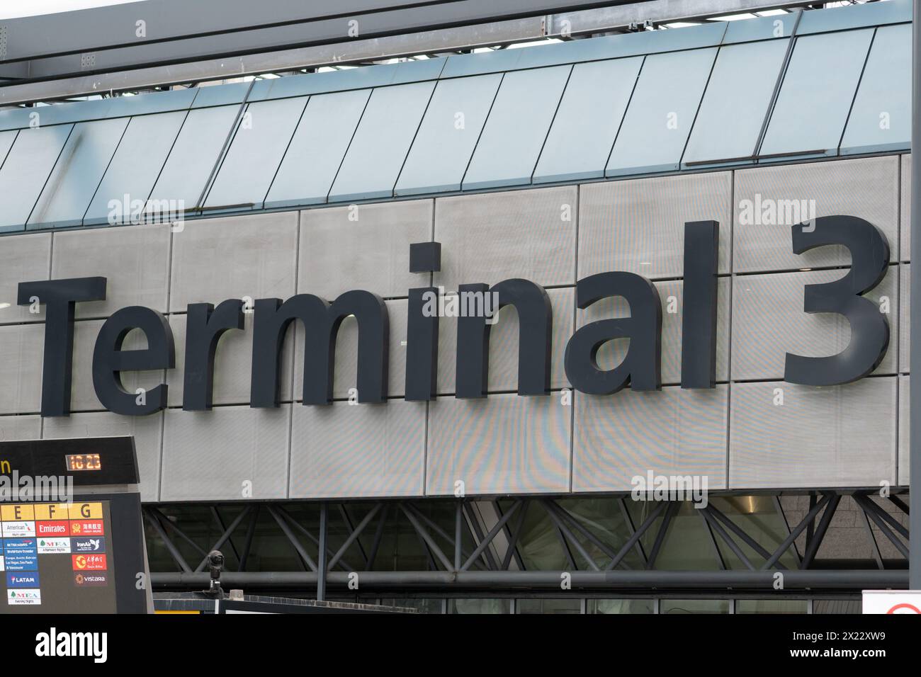 Heathrow Airport - Terminal 3 Sign Stock Photo - Alamy