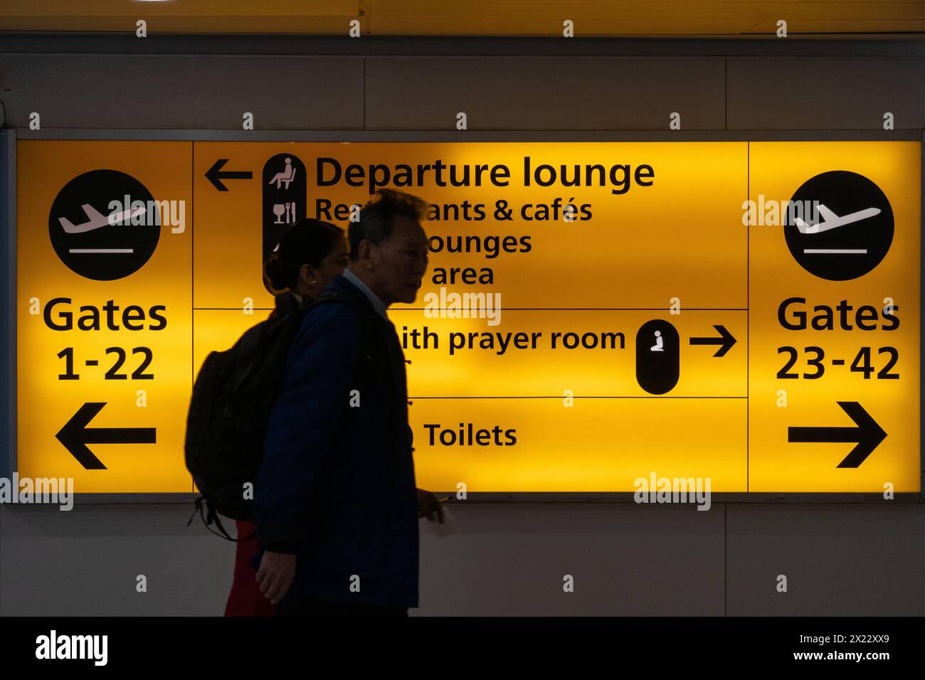 Direction signs heathrow airport hi-res stock photography and images ...