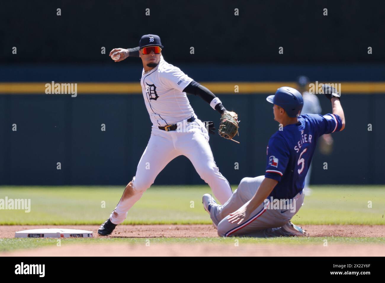 DETROIT, MI - APRIL 18: Detroit Tigers shortstop Javier Báez (28) turns ...