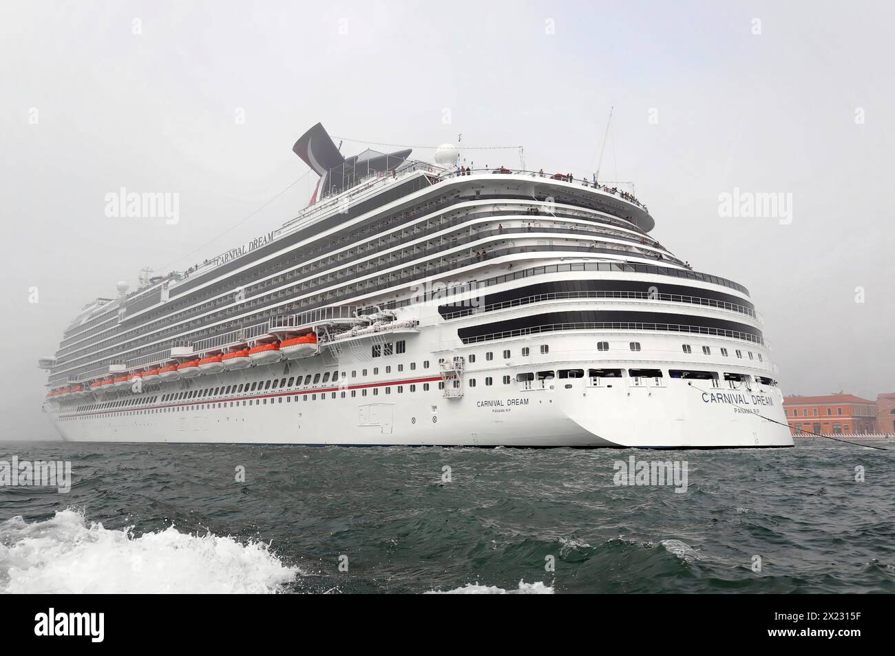 Cruise ship CARNEVAL DREAM, 306m, year of construction 2009, 4631 ...