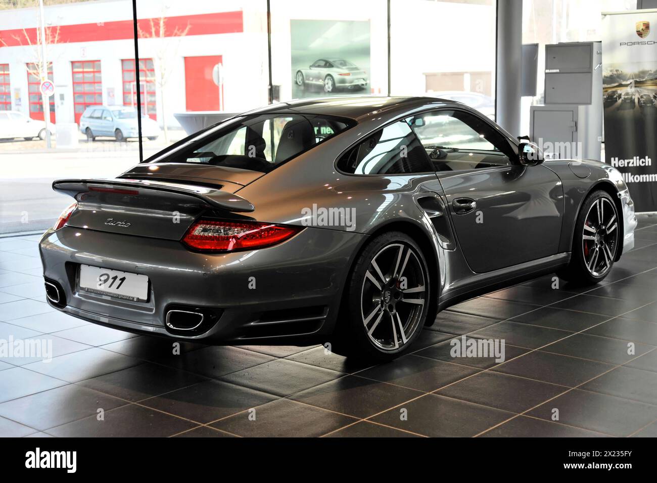 Porsche 911 side view hi-res stock photography and images - Alamy