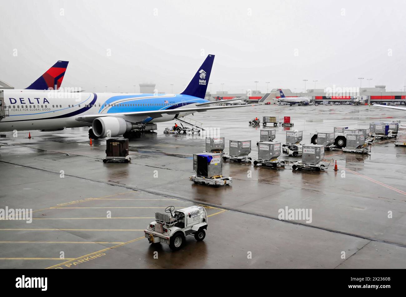 American airlines aircraft parked wet hi-res stock photography and images - Alamy