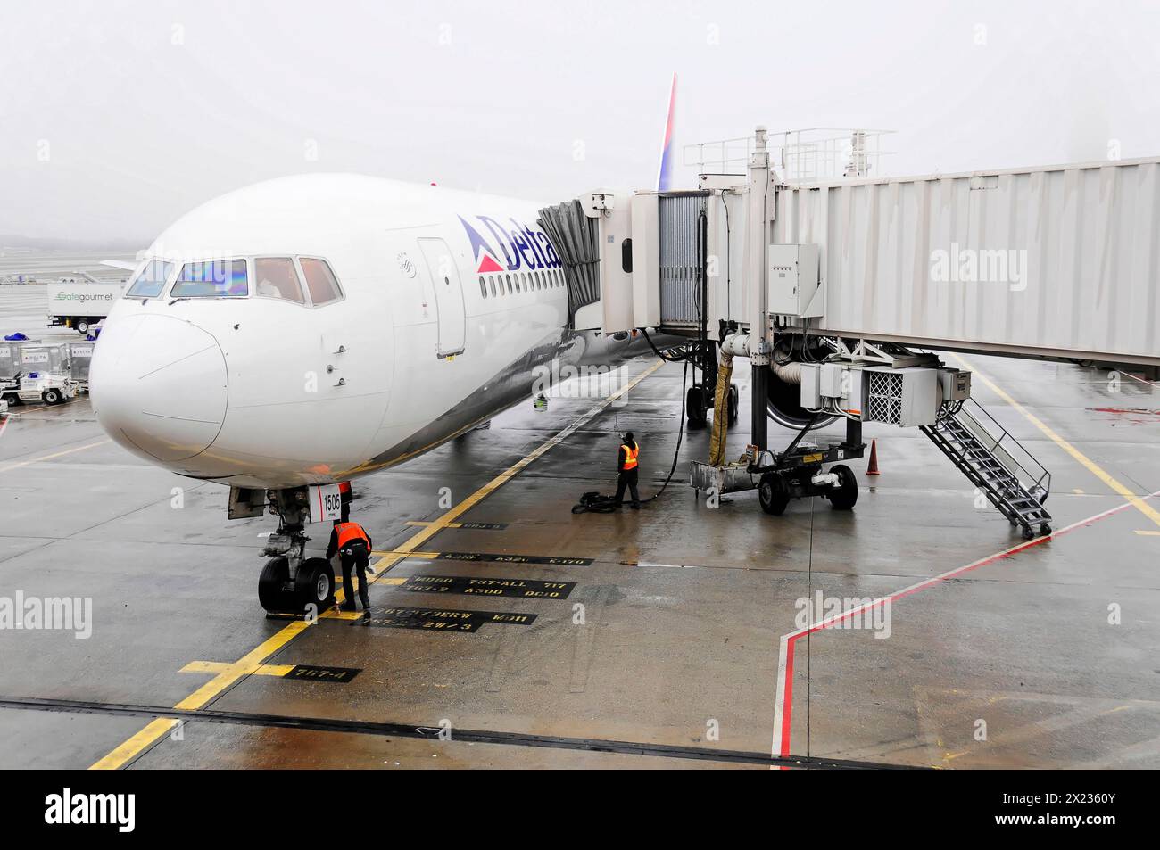 Jet bridge hi-res stock photography and images - Alamy