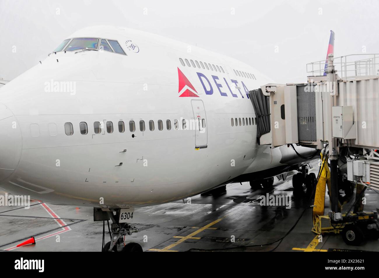 Delta connection aircraft hi-res stock photography and images - Alamy