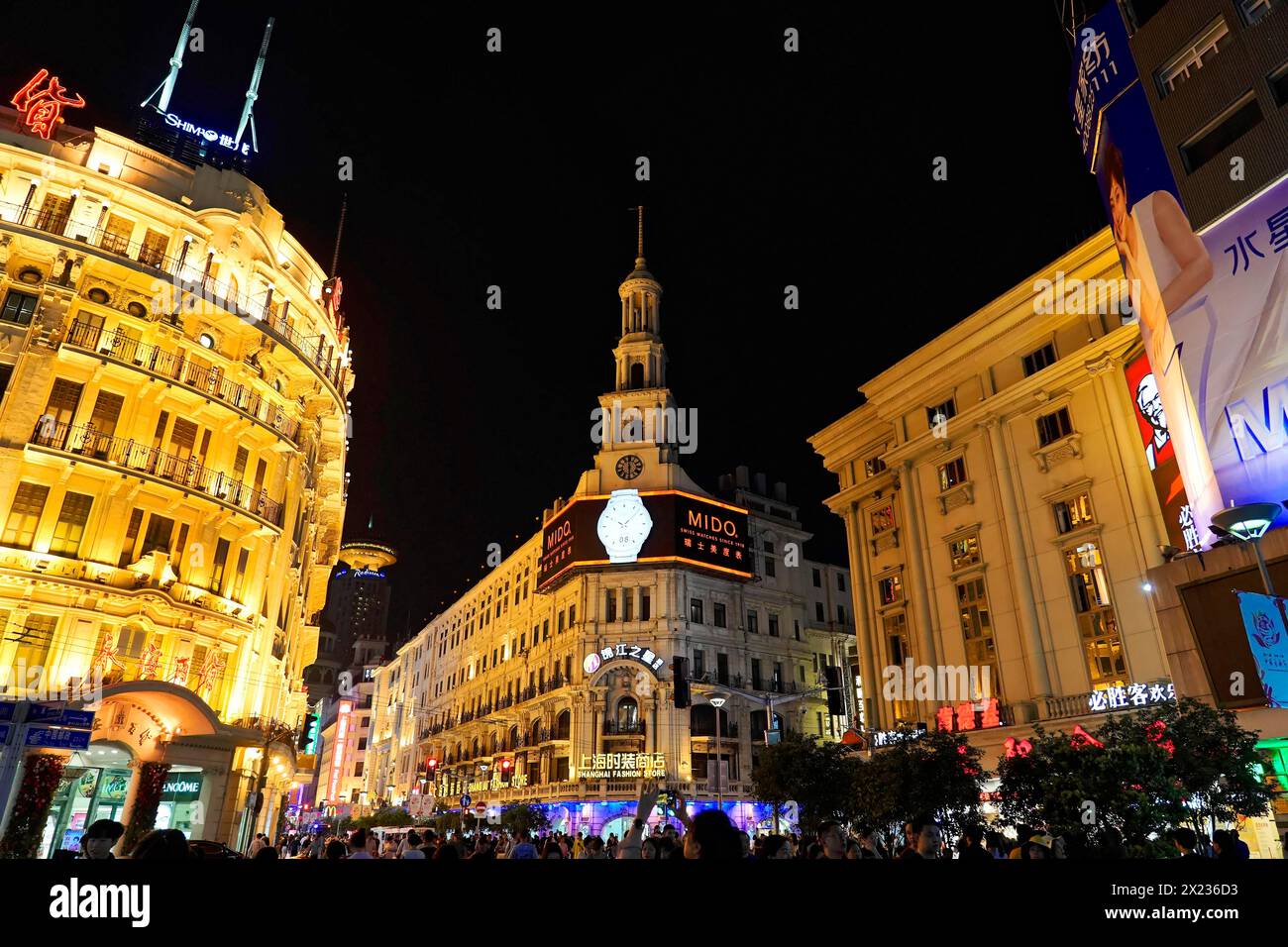 Evening stroll through Shanghai to the sights, Shanghai, Night view of ...