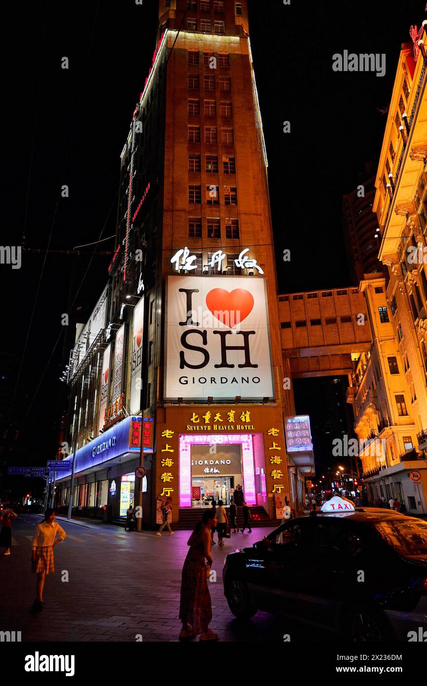 Evening stroll through Shanghai to the sights, Shanghai, Illuminated ...