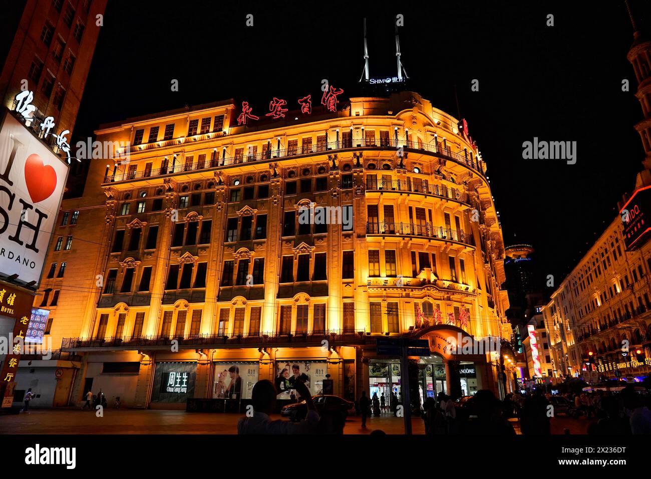 Illuminated downtown downtown shanghai hi-res stock photography and ...