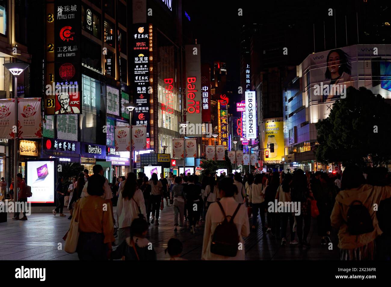 Evening stroll through Shanghai to the sights, Shanghai, Night view of ...