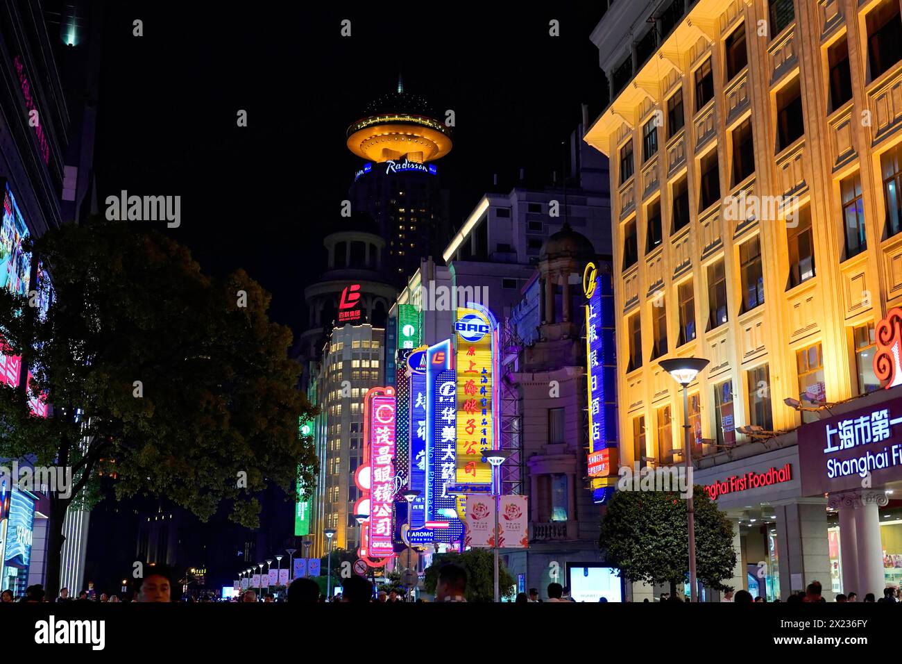 Evening stroll through Shanghai to the sights, Shanghai, Urban scene at ...