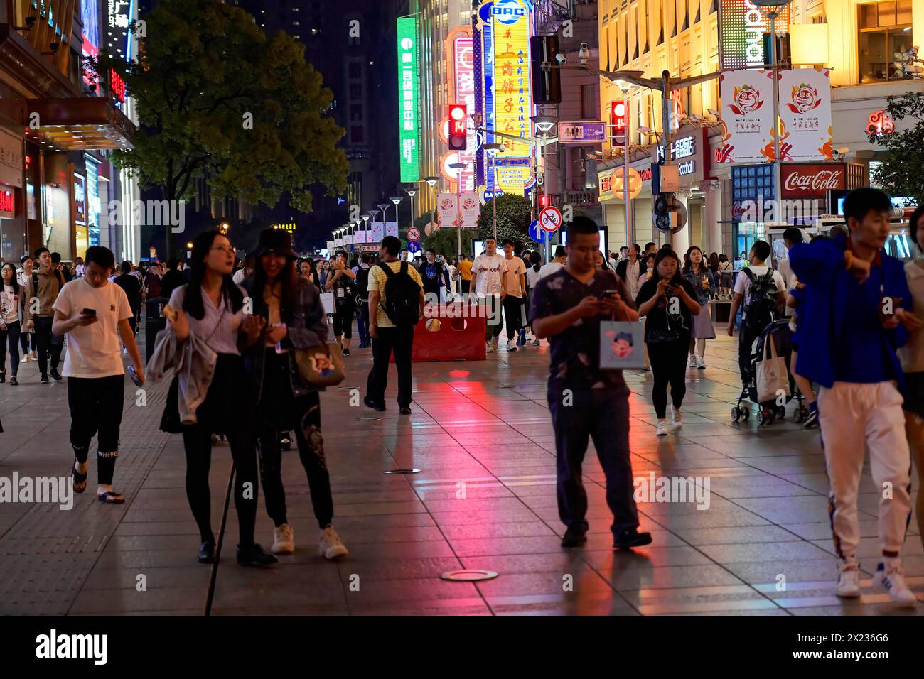 Evening stroll through Shanghai to the sights, Shanghai, People stroll through an illuminated ...