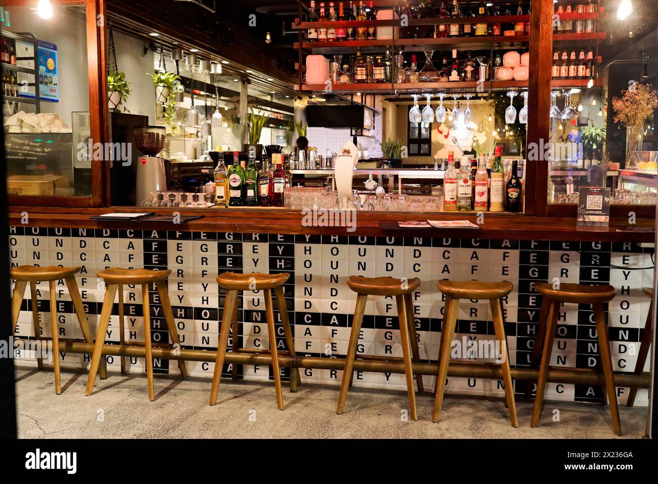 Evening stroll through Shanghai to the sights, Shanghai, Empty bar with ...