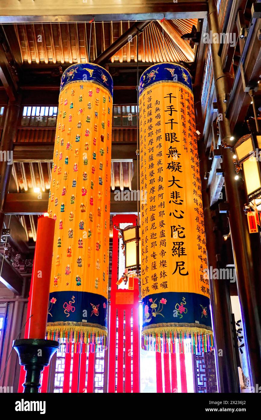 Jade Buddha Temple, Shanghai, Tall coloured columns with Asian ...