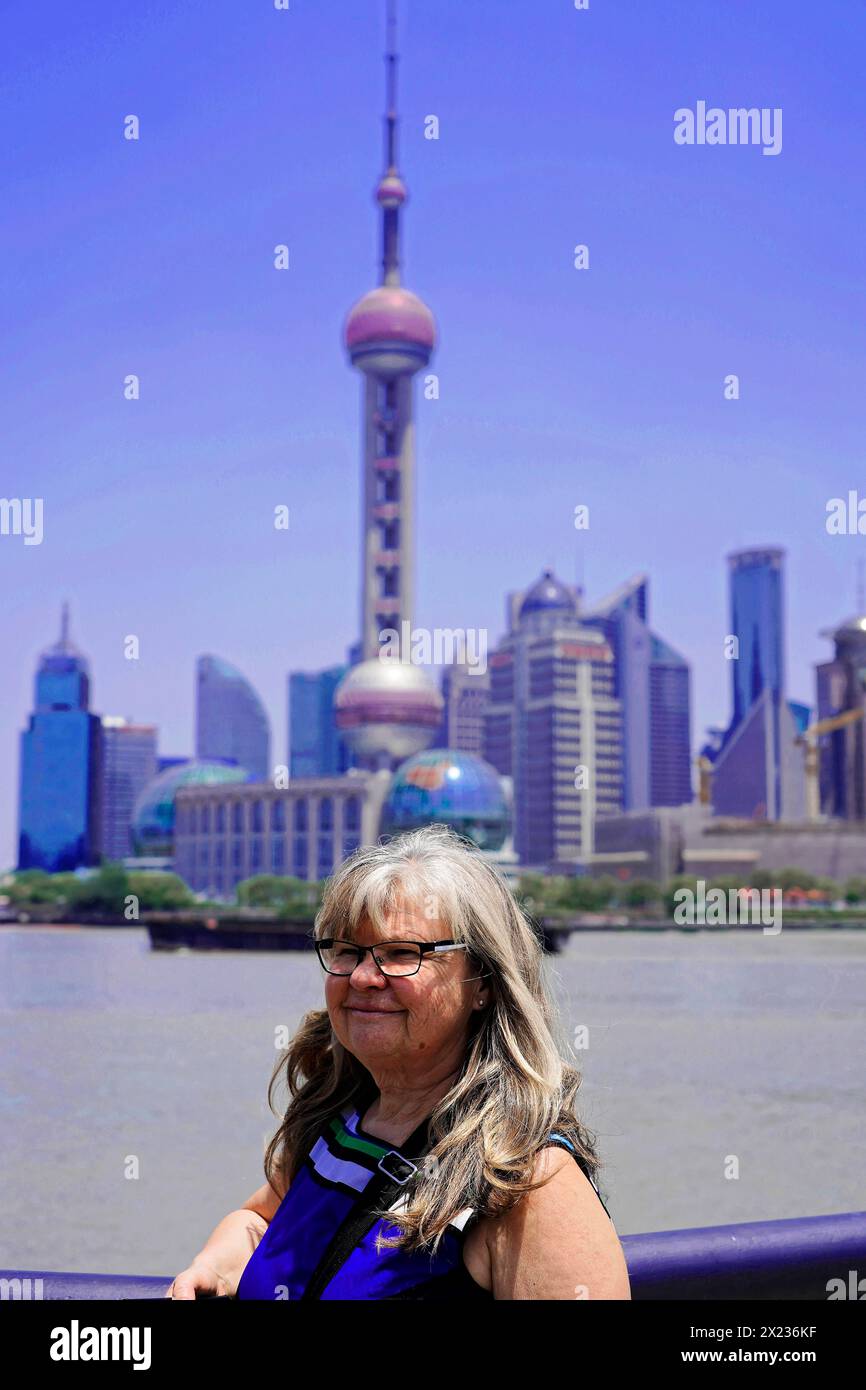 Stroll through Shanghai to the sights, Shanghai, China, Asia, A woman ...