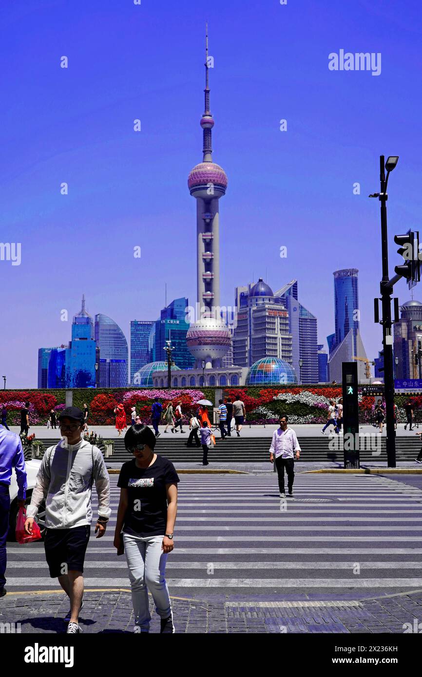 Stroll through Shanghai to the sights, Shanghai, China, Asia, People ...