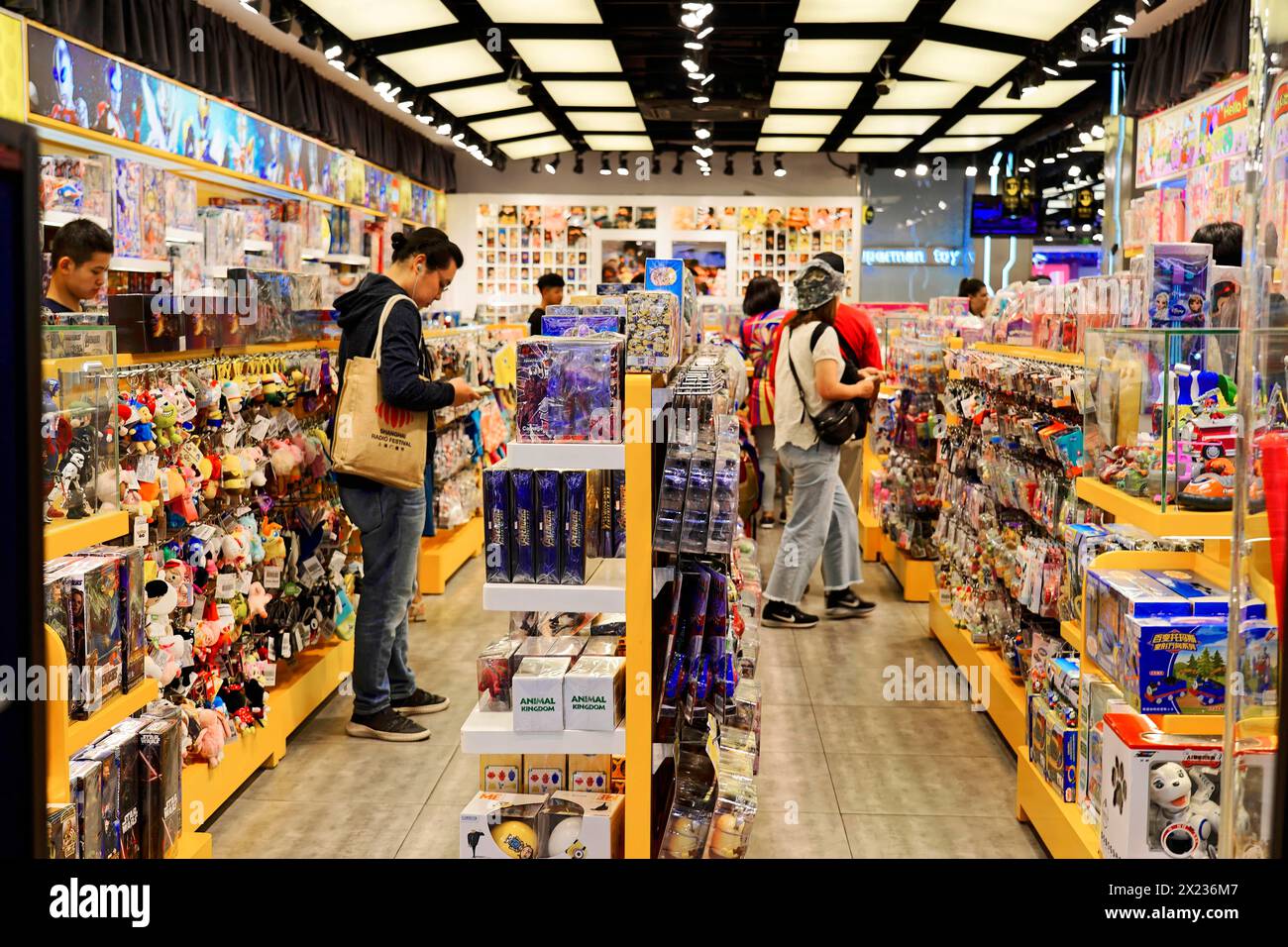 Stroll through Shanghai to the sights, Shanghai, China, Asia, people ...