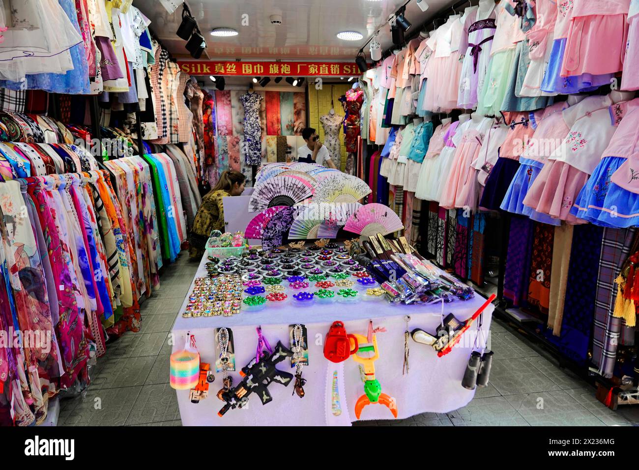 Stroll through Shanghai to the sights, Shanghai, China, Asia, A small ...