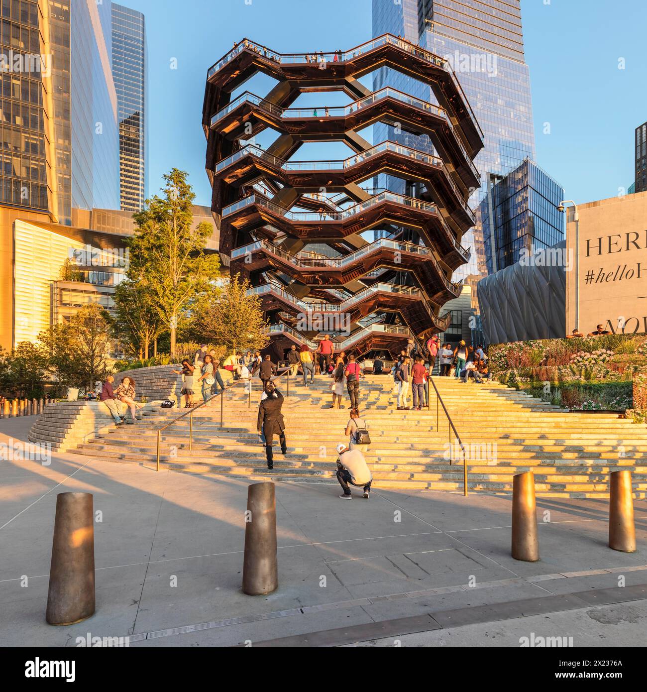 The Vessel, walk-in artwork by British designer Thomas Heatherwick ...
