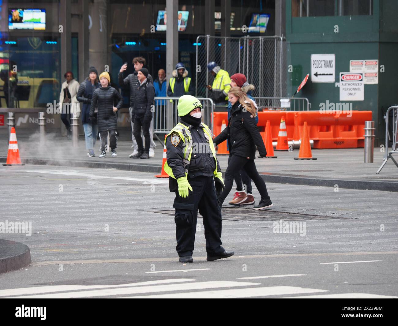 Image of an NYPD police officer directing traffic Stock Photo - Alamy