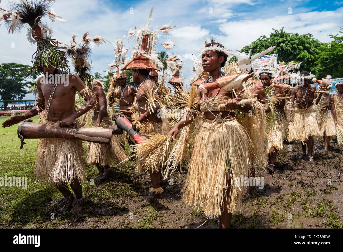 Tribe in traditional costume, sing sing, Morobe Show, Lae, Papua New ...