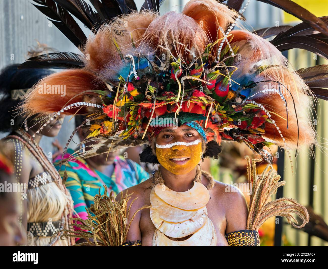 Girls in traditional costume, feather headdress, sing sing, Morobe Show ...