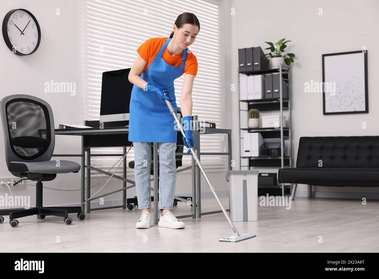 Woman cleaning screen computer hi-res stock photography and images - Alamy