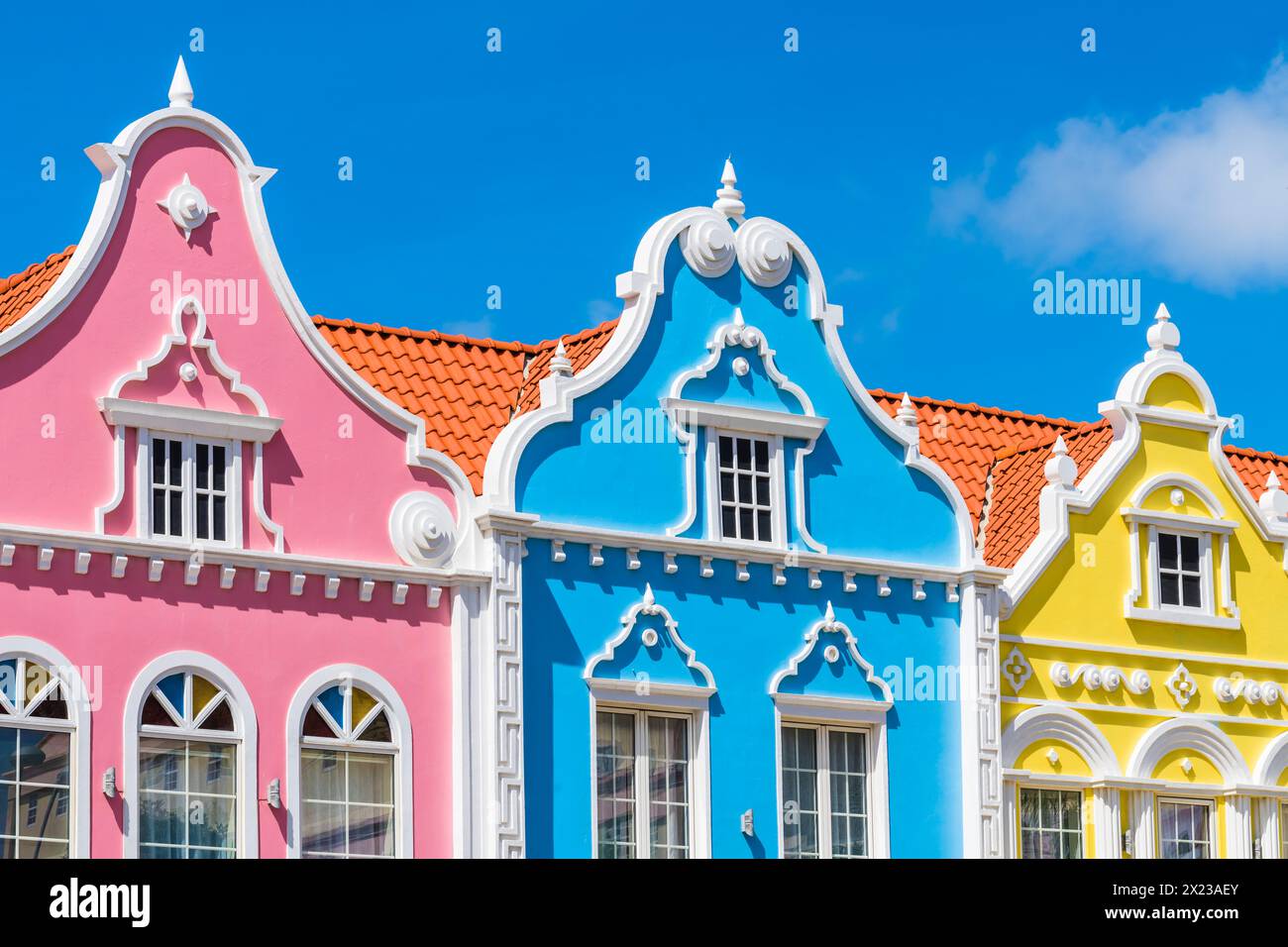 Row colonial style houses hi-res stock photography and images - Alamy