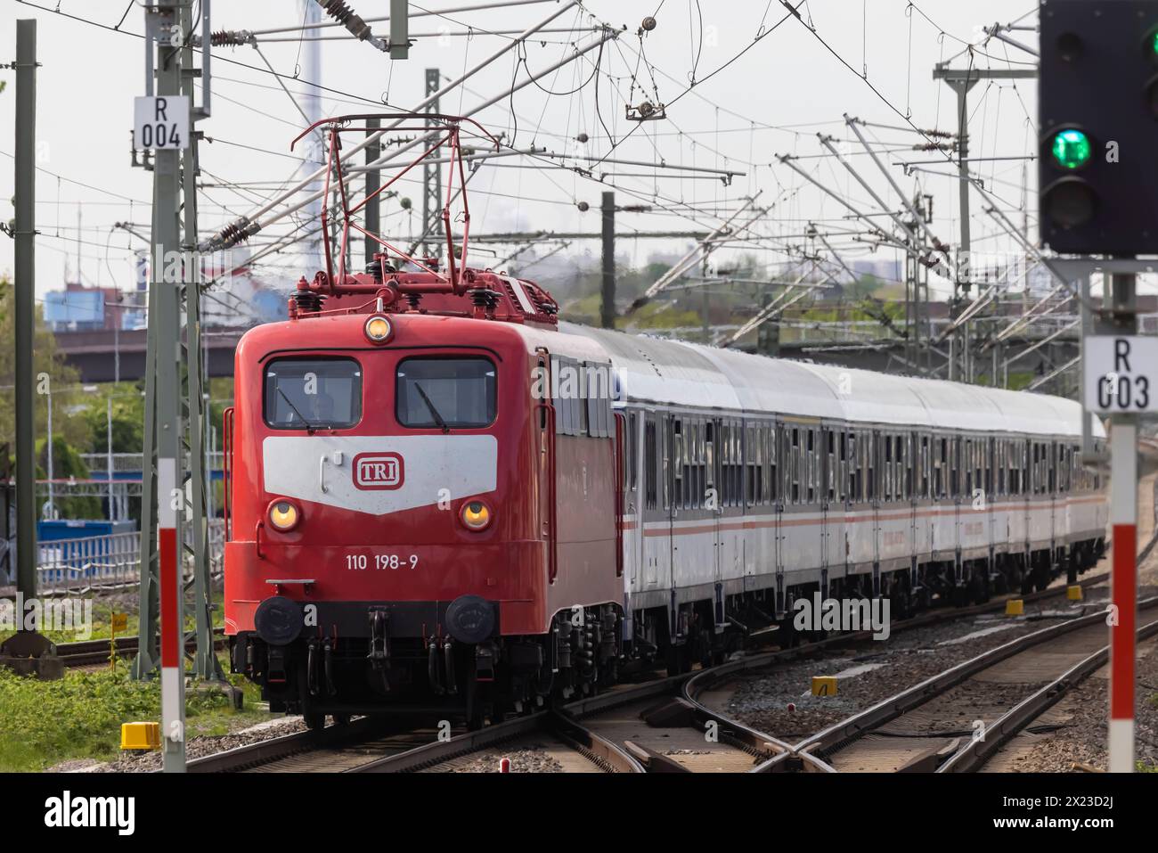 Baureihe 110, Lokomotive der DB-Baureihe E 10 unterewegs unter der ...