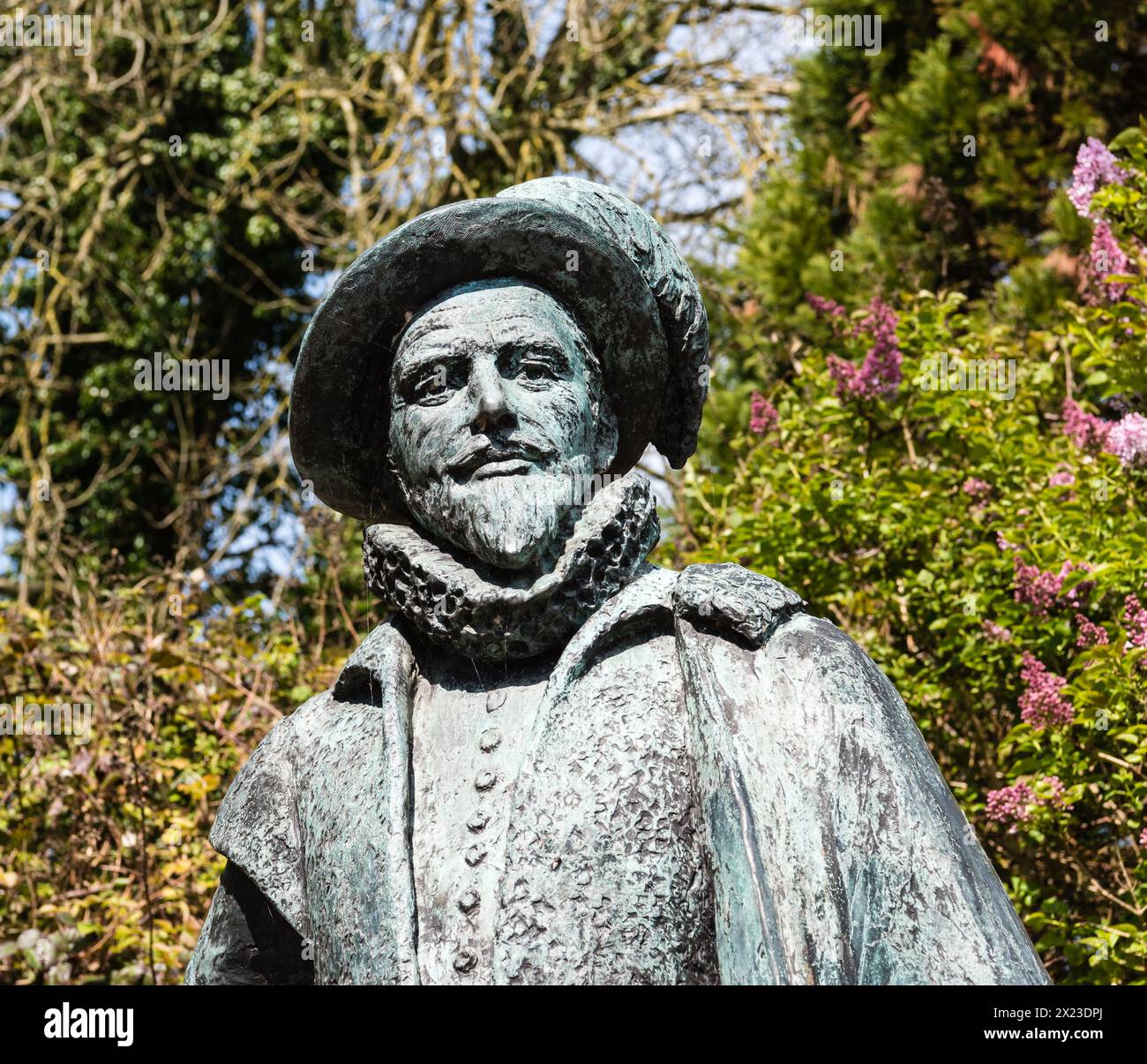 Statue of Sir Walter Raleigh in East Budleigh Stock Photo - Alamy