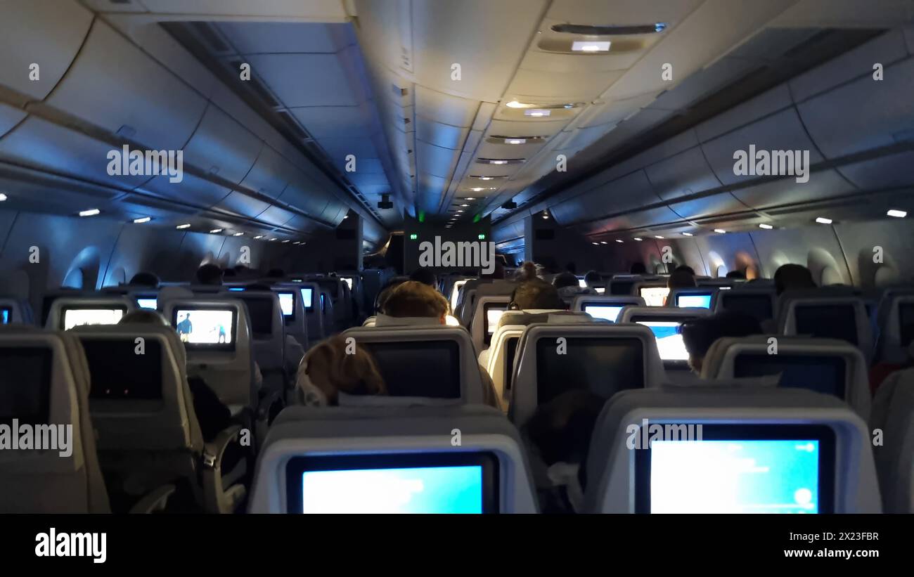 Middle seat plane people hi-res stock photography and images - Alamy