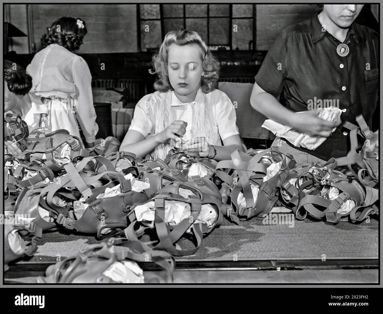 Ww2 gas mask hi-res stock photography and images - Alamy