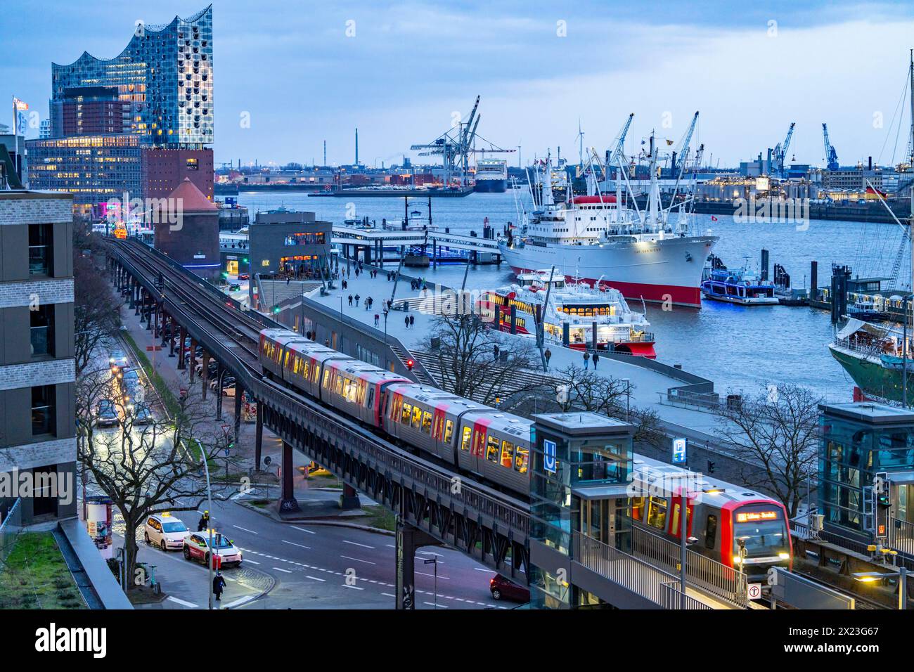 Port of Hamburg, elevated railroad runs along the Elbe promenade, from ...