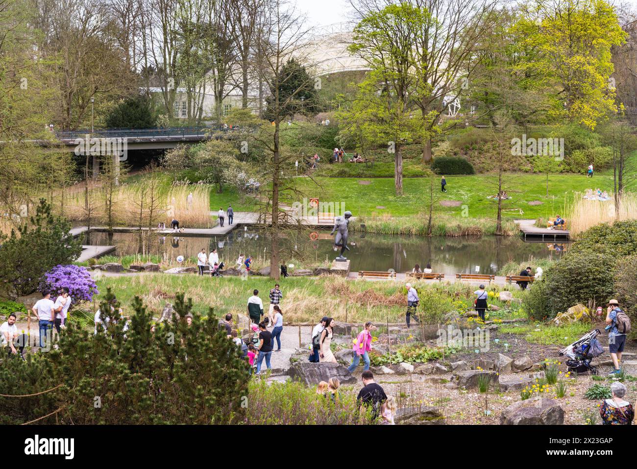 People at Margaret Lake, Gruga, Grugapark, central park in Essen, NRW ...