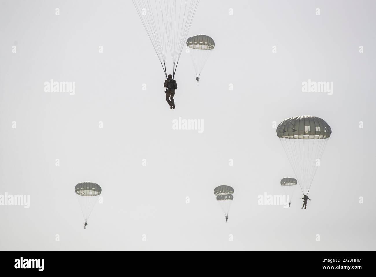 Static line parachute jump hi-res stock photography and images - Alamy