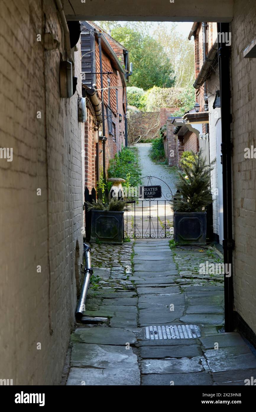 English alleyway hi-res stock photography and images - Alamy