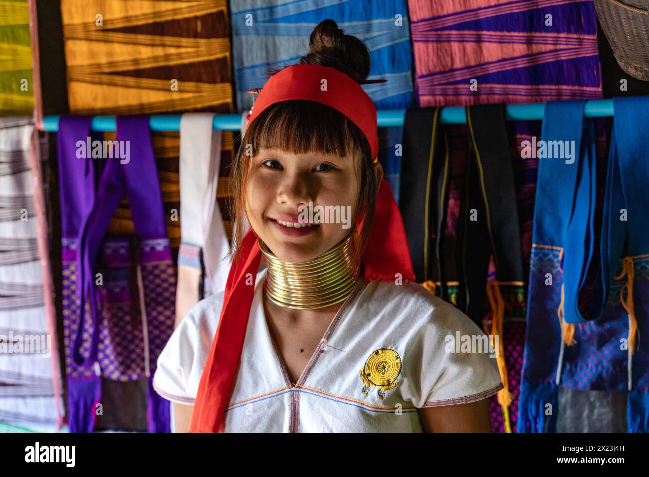 Girls wearing thailand hi-res stock photography and images - Alamy