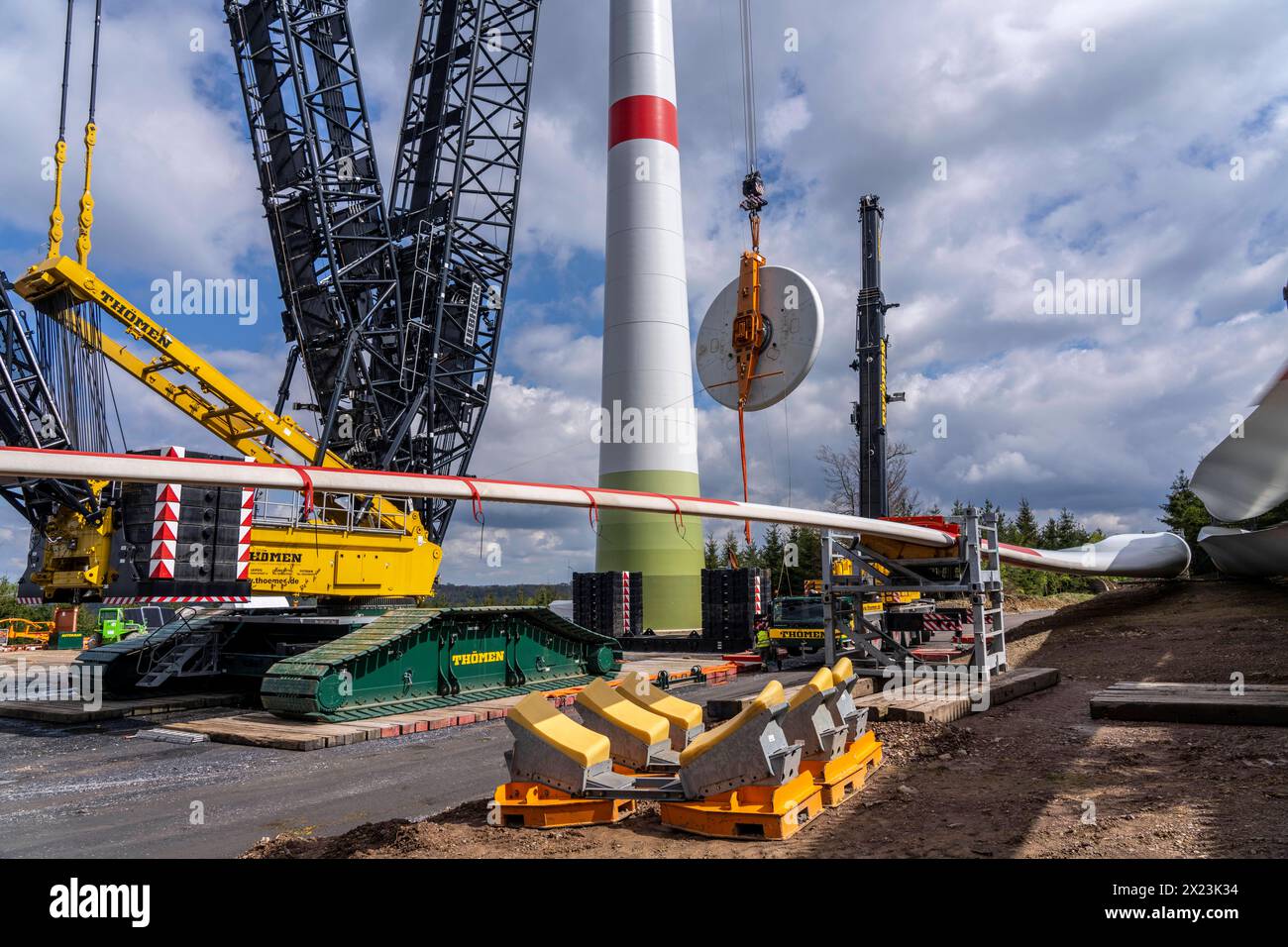 Aufbau eines Windrades, Windenergieanlage, Montage des Ringgenerators ...