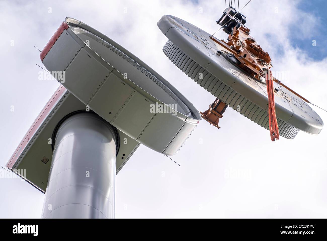 Aufbau eines Windrades, Windenergieanlage, Montage des Ringgenerators ...