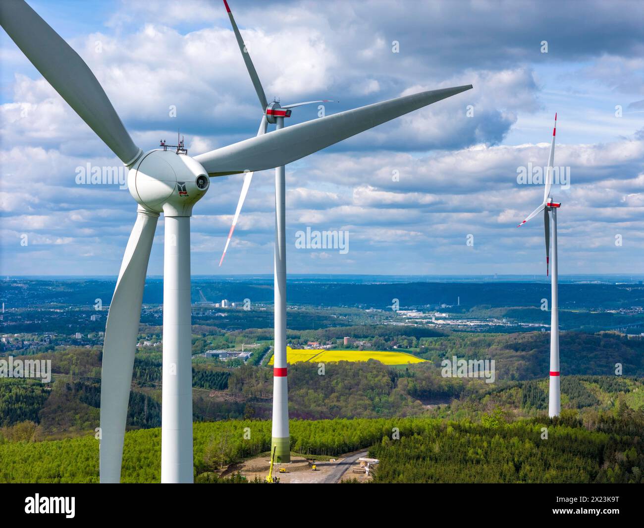 Aufbau eines Windrades, Windenergieanlage, Montage des Ringgenerators ...
