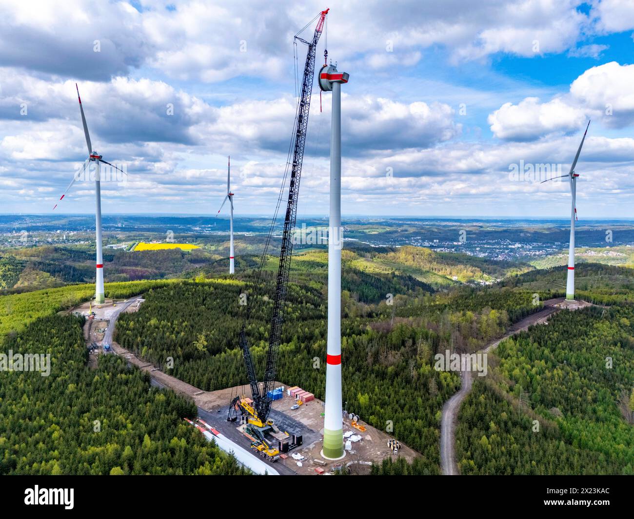 Aufbau eines Windrades, Windenergieanlage, Montage des Ringgenerators ...